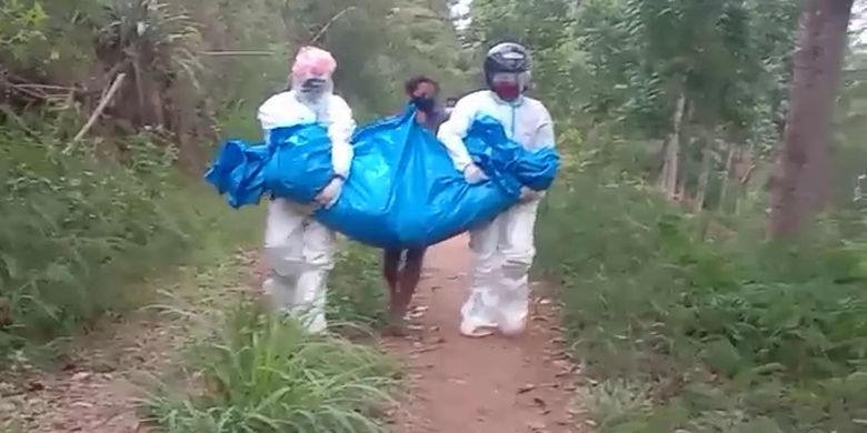 A Body of Covid-19 Patient Wrapped in Tarp in Eastern Indonesia, Video ...