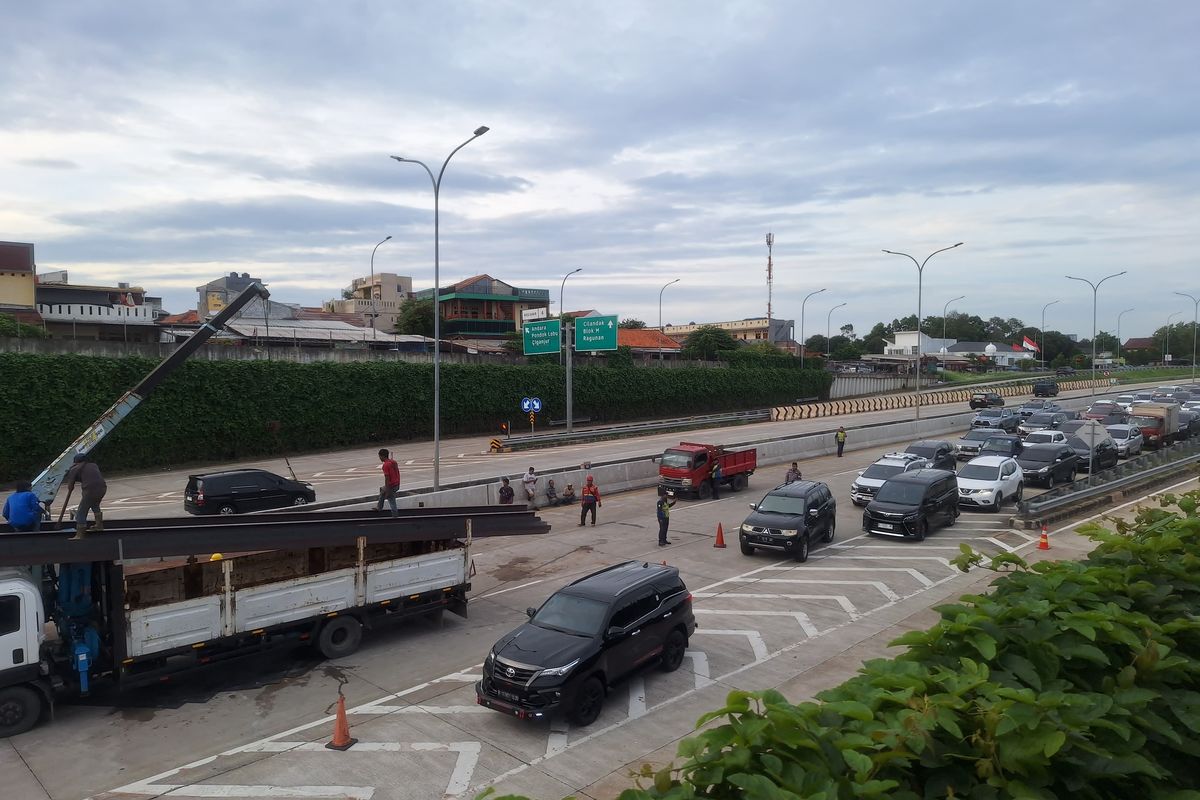 Tol Desari Arah Depok Macet Imbas Penanganan Kecelakaan Minibus dan Truk