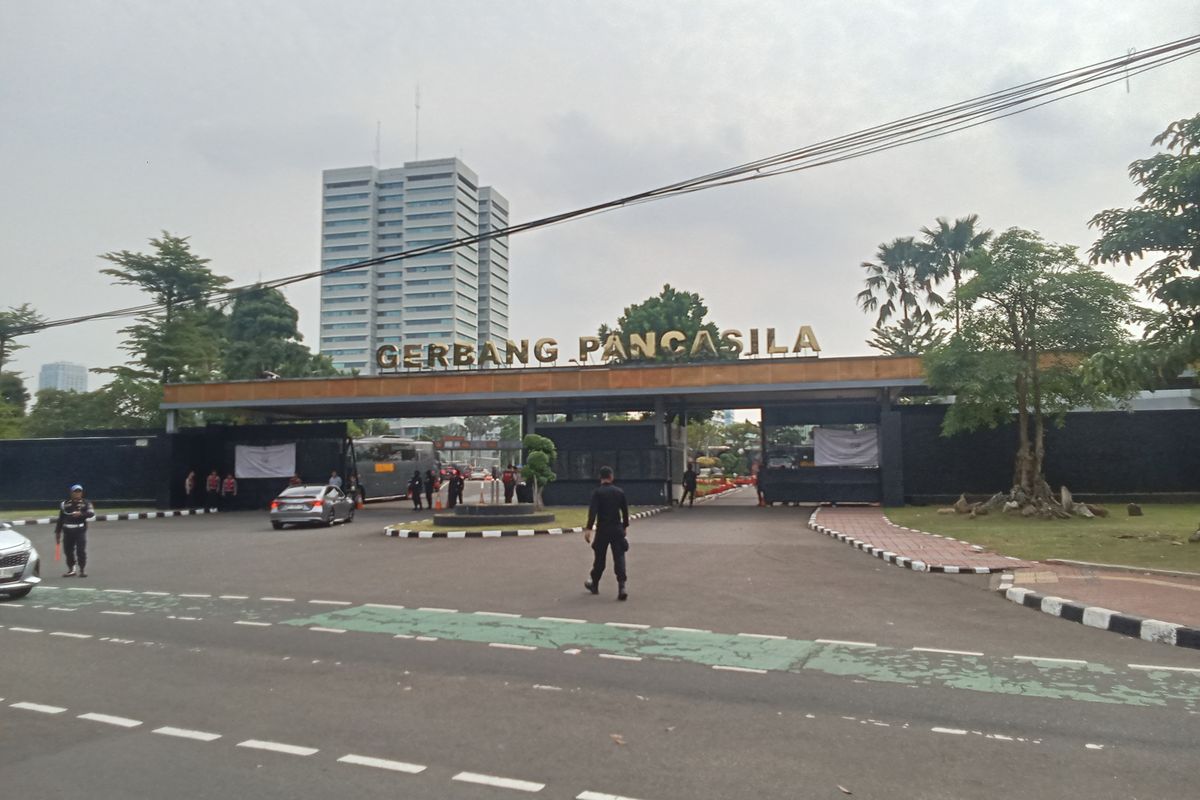 Jelang Demo BEM UI, Gerbang Belakang Gedung DPR Dijaga Brimob-TNI