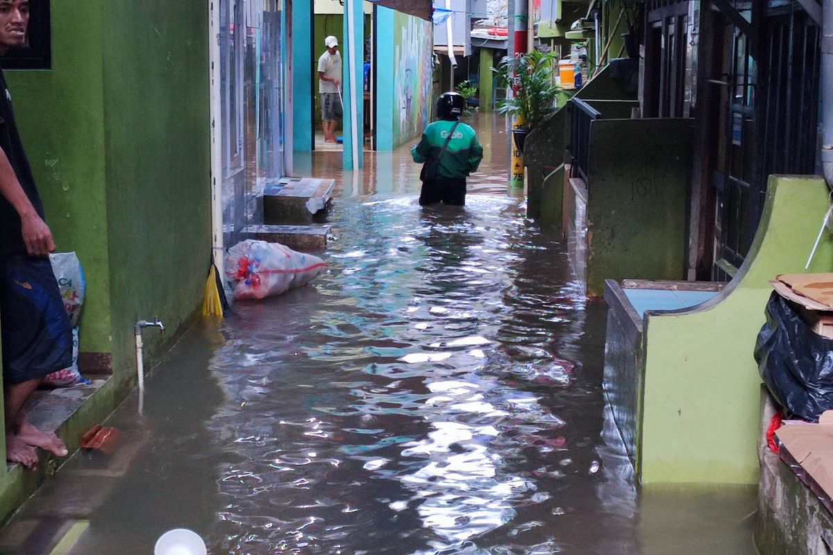 Rumahnya Terendam Banjir hingga 70 Cm, Warga Kebon Pala Pilih Bertahan