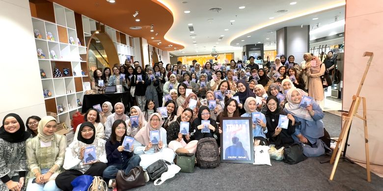 Peluncuran Buku Tengah Tengah, Karya Terbaru Valerie Patkar - Kompas.com