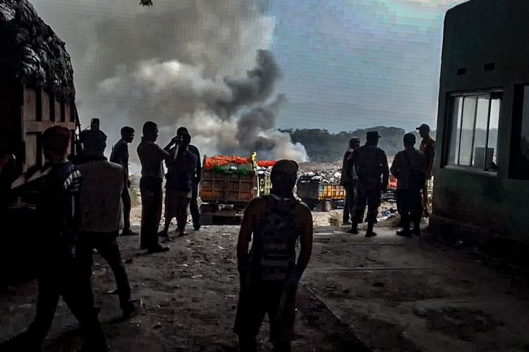 Foto : Kebakaran Gunungan Sampah di TPA Sarimukti, Asapnya Masuk Pemukiman Foto : Kebakaran Gunungan Sampah di TPA Sarimukti, Asapnya Masuk Pemukiman