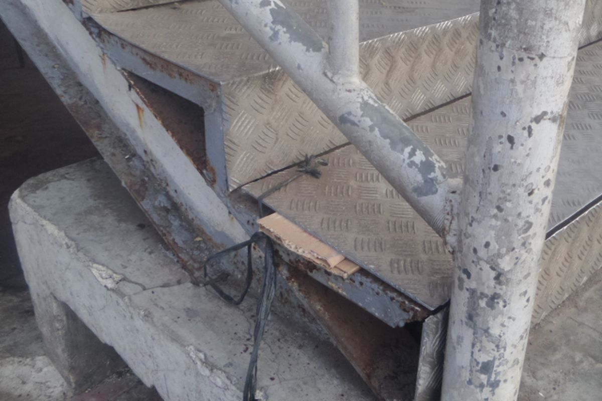 Anak Tangga JPO Tegalan Rusak, Baut Diganti dengan Tali Rafia