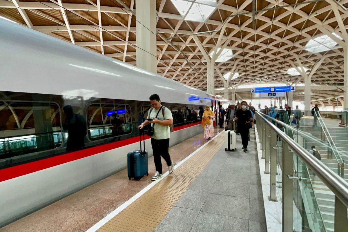 Cara Beli Tiket Kereta Cepat Whoosh Online dan Offline