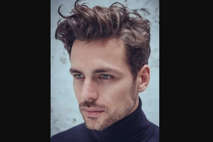 7 Model Rambut Pria Ikal yang Bikin Penampilan Semakin Menarik