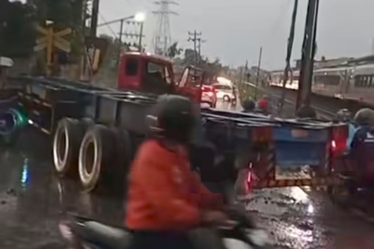 Truk Tertabrak Kereta Harina di Perlintasan Kaligawe Semarang