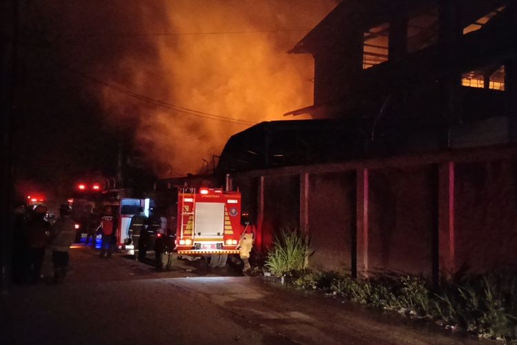 Foto : Kebakaran 3 Pabrik Tekstil di Bandung, Butuh 13 Jam dan 12 Mobil untuk Padamkan Kobaran Api