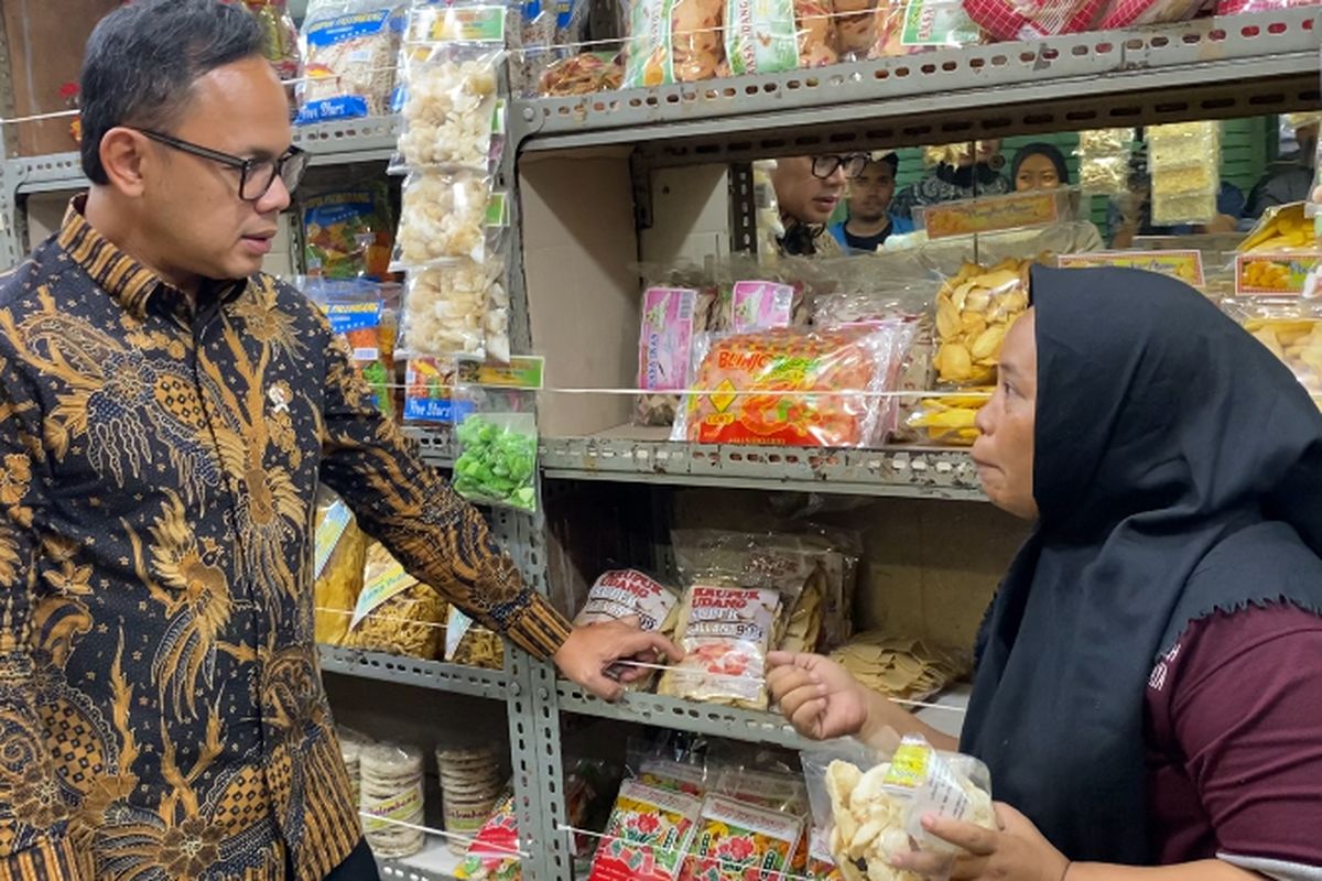 Tinjau Pasar Genteng Surabaya, Wamendagri Dapat Keluhan Harga Bawang Naik