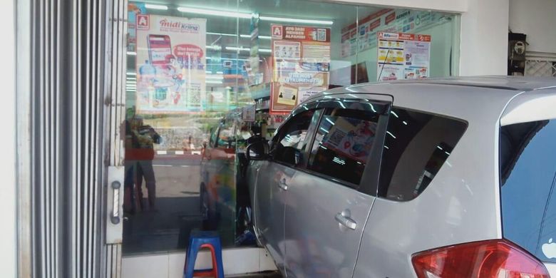 Berita Terkini Harian Kronologi Mobil Tabrak Minimarket Terbaru Hari ...