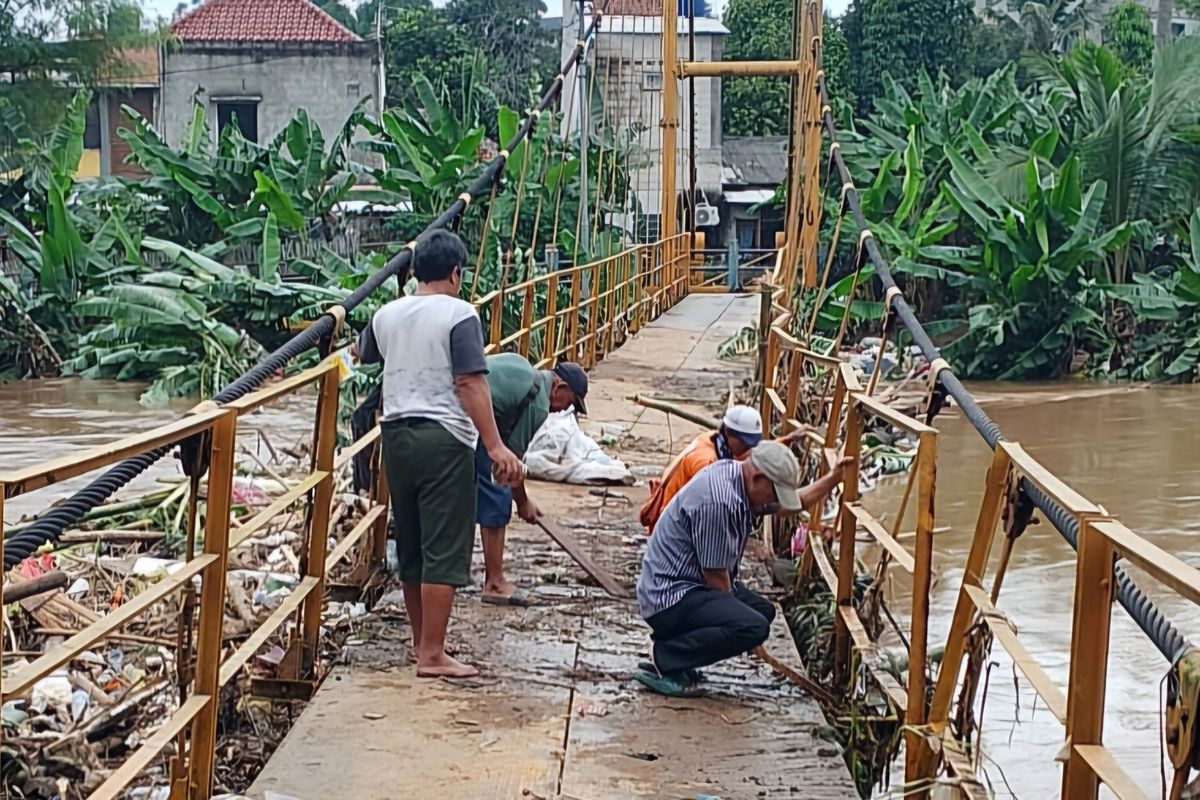 Jembatan Kuning Condet-Poltangan Sempat Lumpuh akibat Luapan Kali Ciliwung