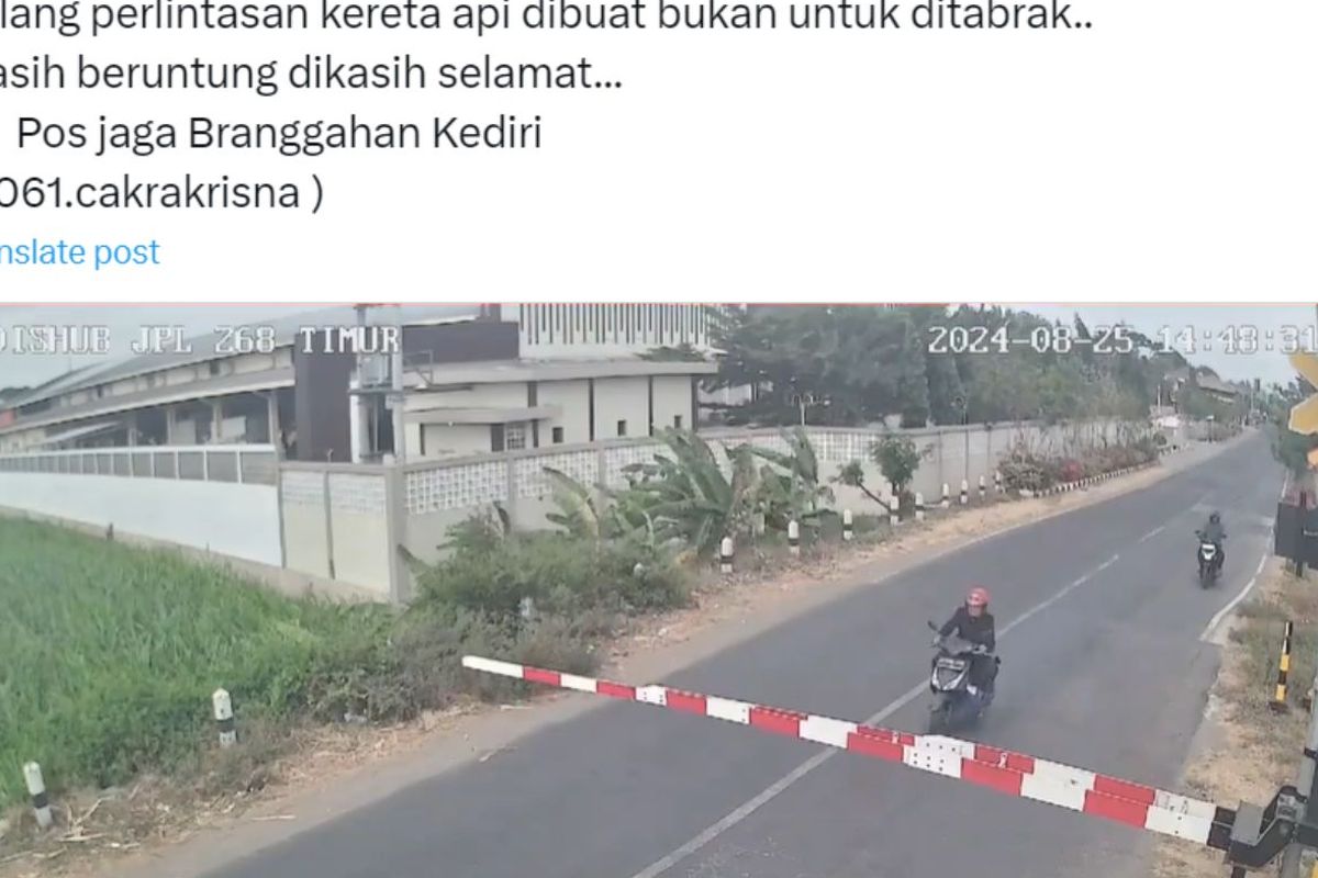 Video Viral Pemotor Tabrak Palang Pintu Perlintasan Kereta hingga Terlempar ke Rel, Ini ...