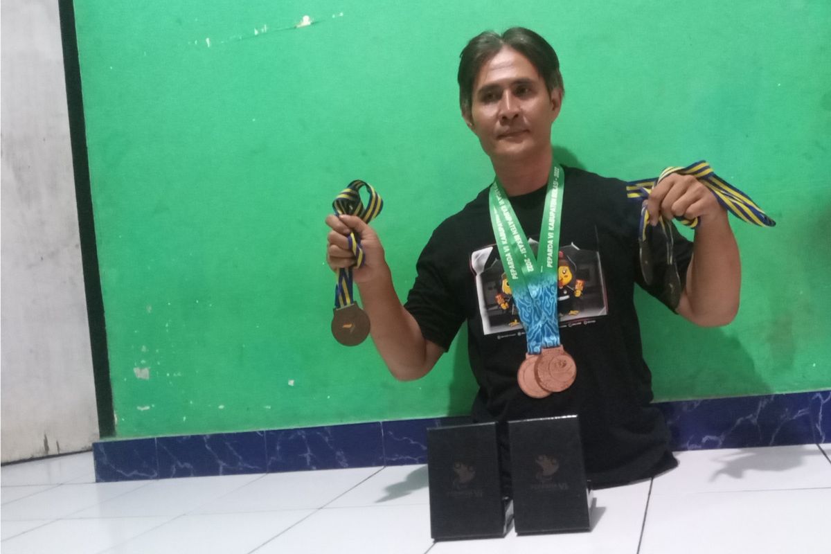 Hidup Bertumpu pada Tangan, Deden Berjuang dari Kios Sekolah hingga ...