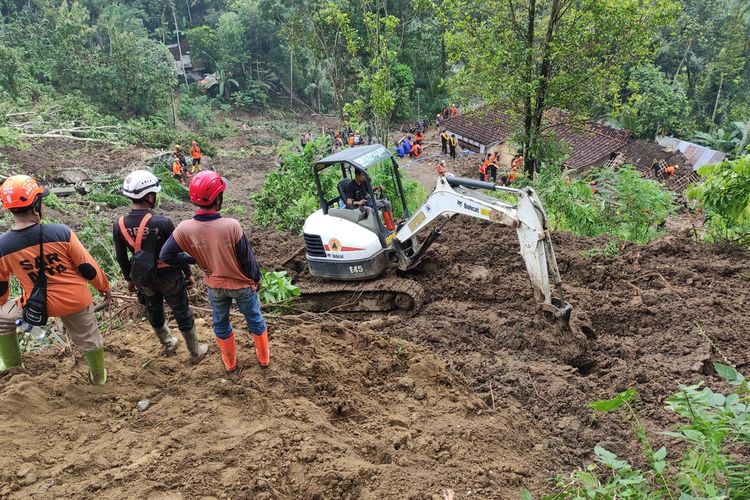 Foto : Dua Alat Berat Dimaksimalkan Proses Pencarian Enam Korban Tanah Longsor Di Trenggalek