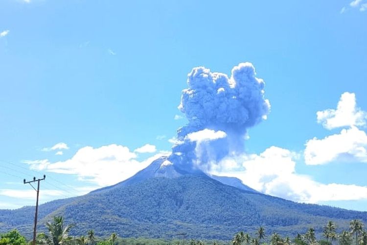 Foto : Detik-detik Gunung Lewotobi Laki-laki Meletus, Ada Suara Dentuman Foto : Detik-detik Gunung Lewotobi Laki-laki Meletus, Ada Suara Dentuman