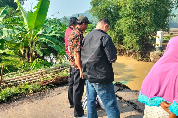 Foto : Sungai Meluap, Jembatan Penghubung 2 Kecamatan di Banyumas Putus Foto : Sungai Meluap, Jembatan Penghubung 2 Kecamatan di Banyumas Putus