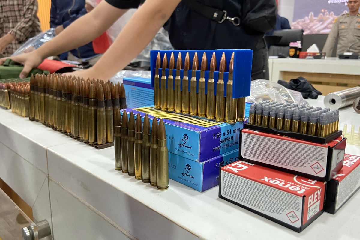 Siapa Pemasok Senjata untuk KKB Papua yang Dibeli Yuni Enumbi Mantan ...