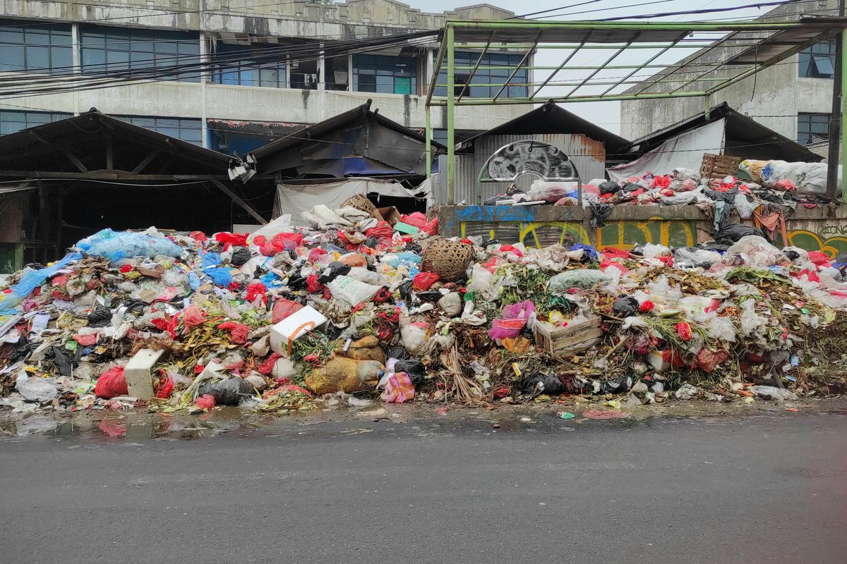 Tumpukan Sampah di Jalan Otista Ciputat Bersumber dari Pedagang Pasar dan Warga