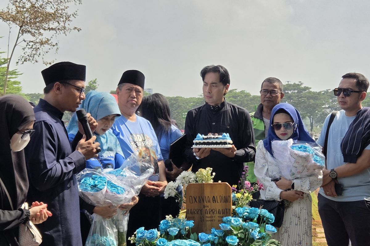 Momen Haru Hari Lahir Vidi Aldiano: Perayaan di Makam, Aksi Sosial Fans ...
