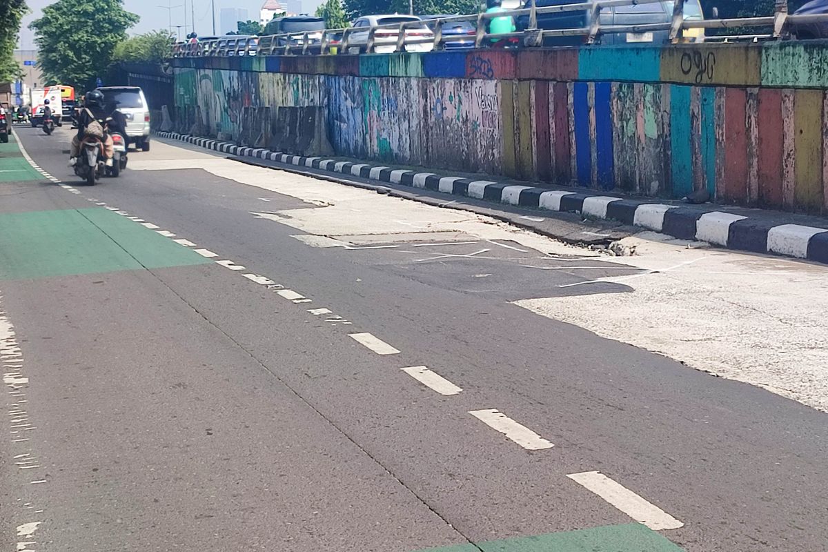Jalan Rusak di Sekitar Flyover Kampung Melayu Bakal Segera Diperbaiki