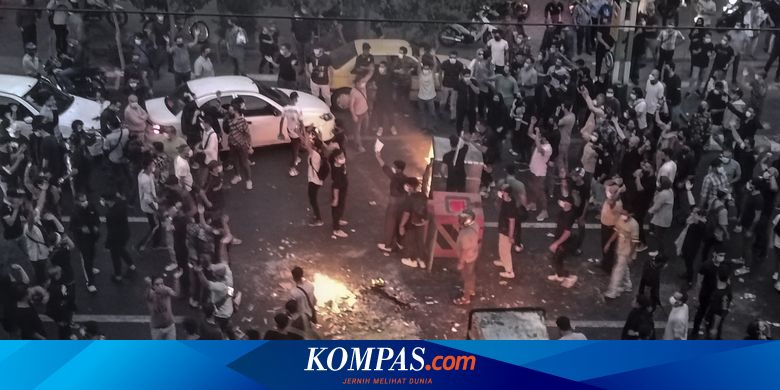 Ribuan Orang Hadiri Peringatan 40 Hari Mahsa Amini, Bentrok Pecah ...