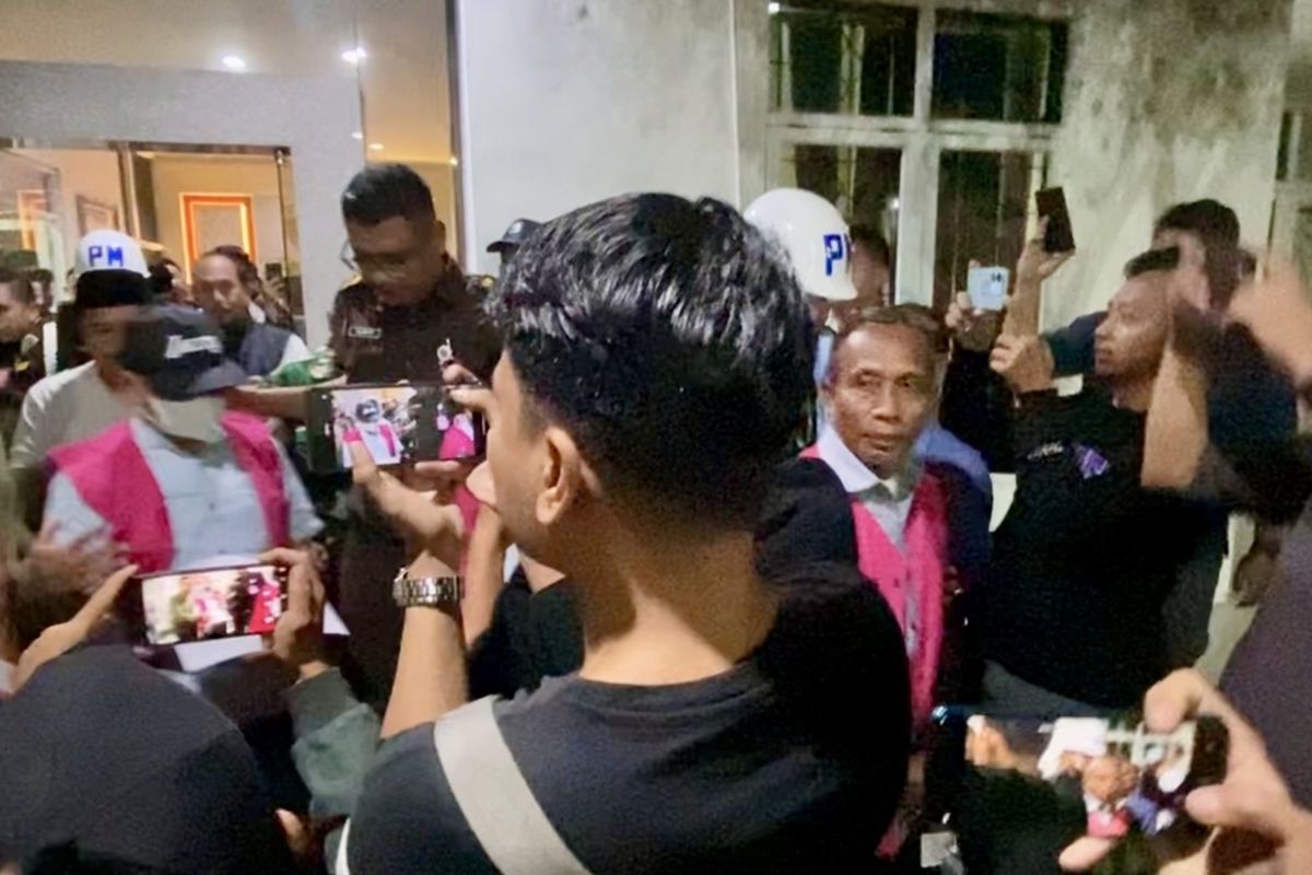 Mantan Bupati Lampung Timur Dawam Rahardjo Ditahan atas Dugaan Korupsi Proyek Gerbang Rumah Dinas