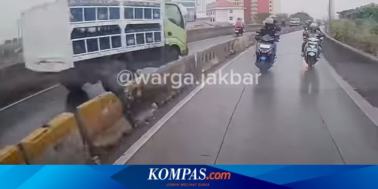 Truk Oleng di Flyover Pesing Tabrak Separator, Dua Pemotor Dilarikan ke RS