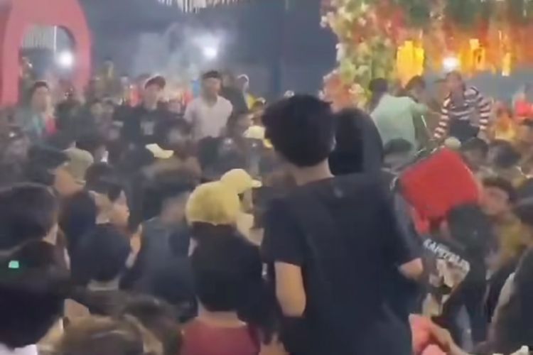 Foto : Viral, Video Acara Dangdutan di Sumenep Ricuh, Penonton Saling ... Foto : Viral, Video Acara Dangdutan di Sumenep Ricuh, Penonton Saling ...