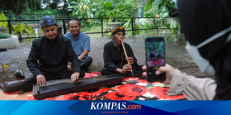 Alat Musik Tradisional Kecapi: Asal, Cara Memainkan, Fungsi, dan Bahan ...