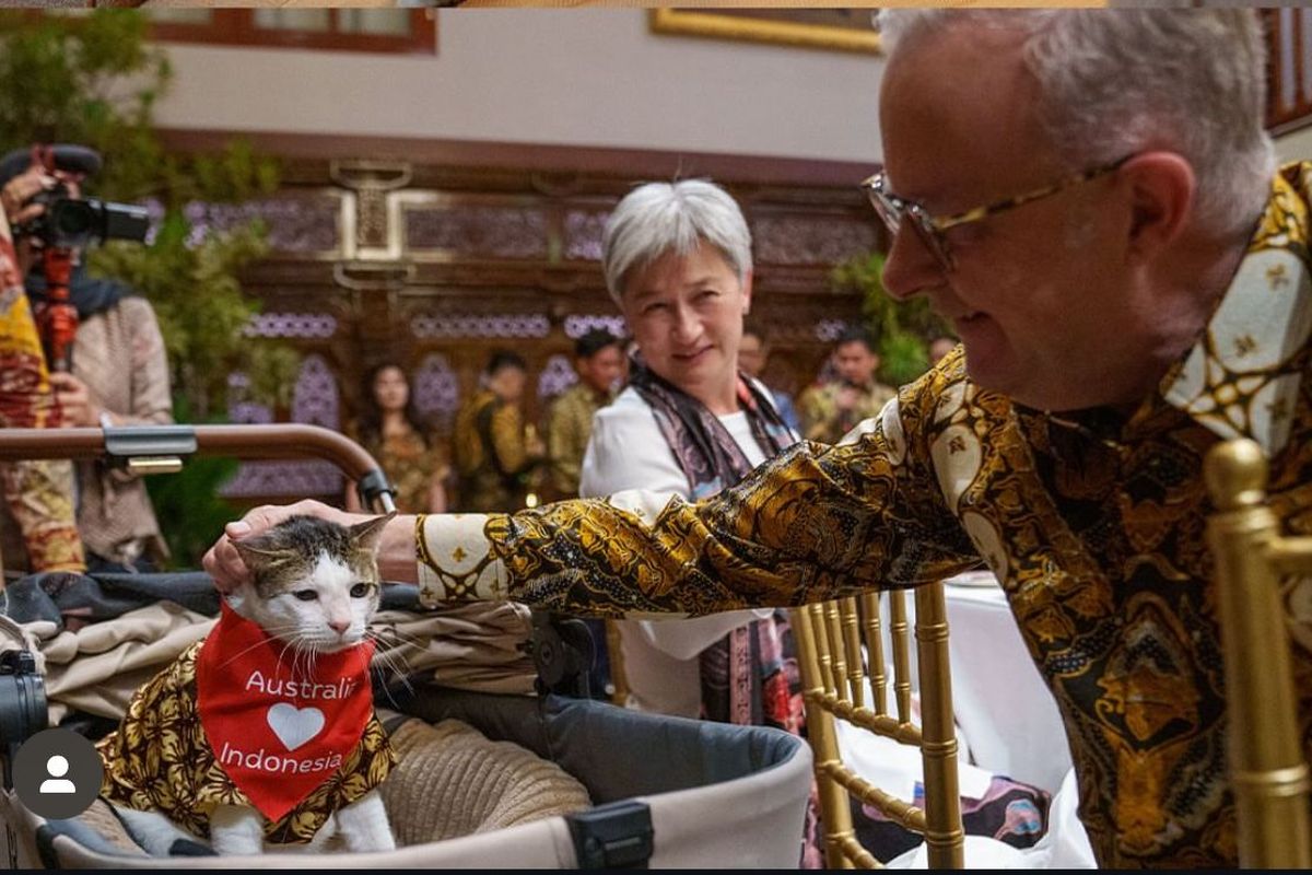 Bobby Kertanegara Dapat Hadiah Syal Merah dari PM Australia Albanese