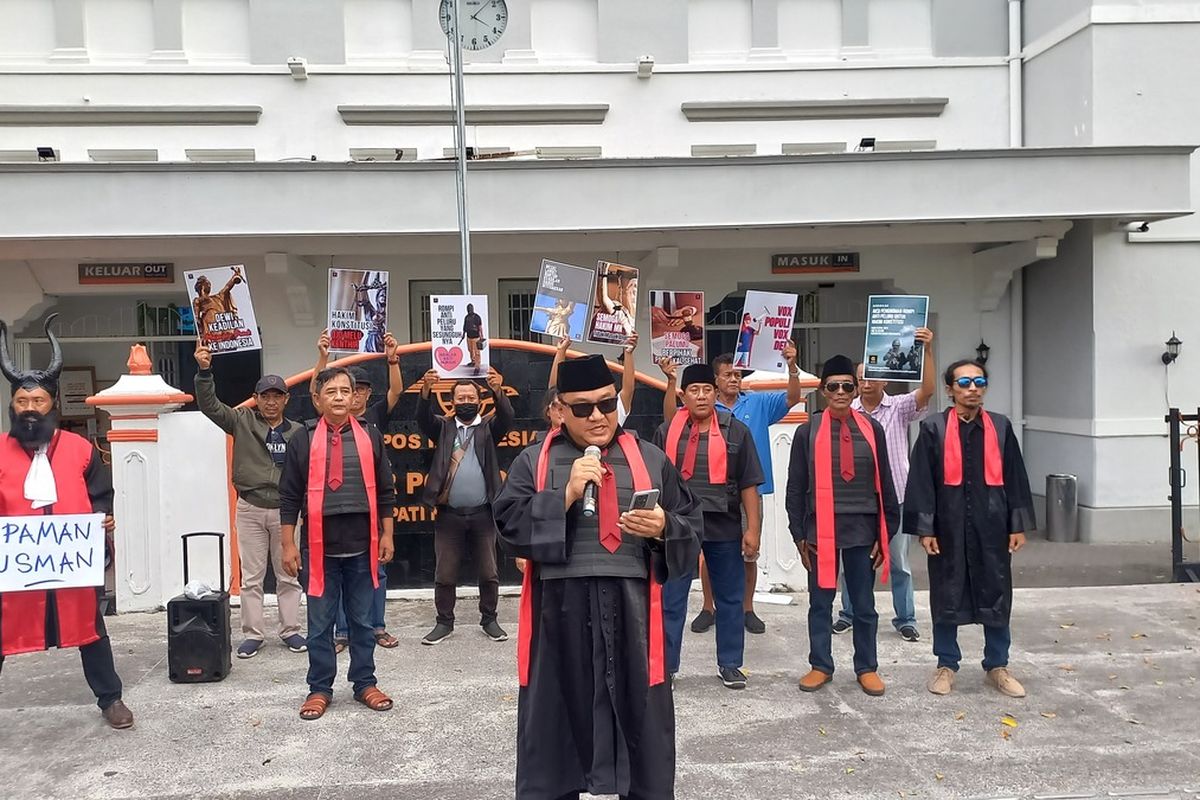 Saat Massa Aksi Kirim Rompi Antipeluru Simbol Dukungan kepada Hakim MK