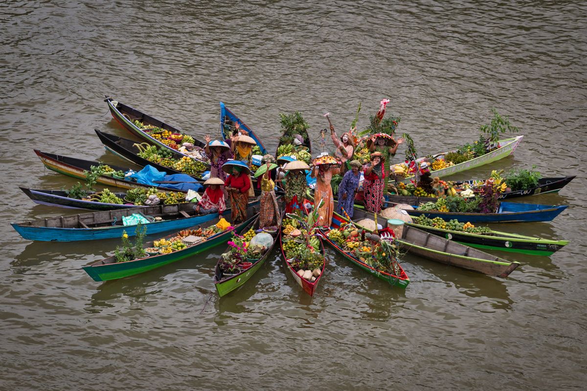 6 Pasar Unik di Indonesia, Ada Pasar Terapung dan Pasar Tomohon