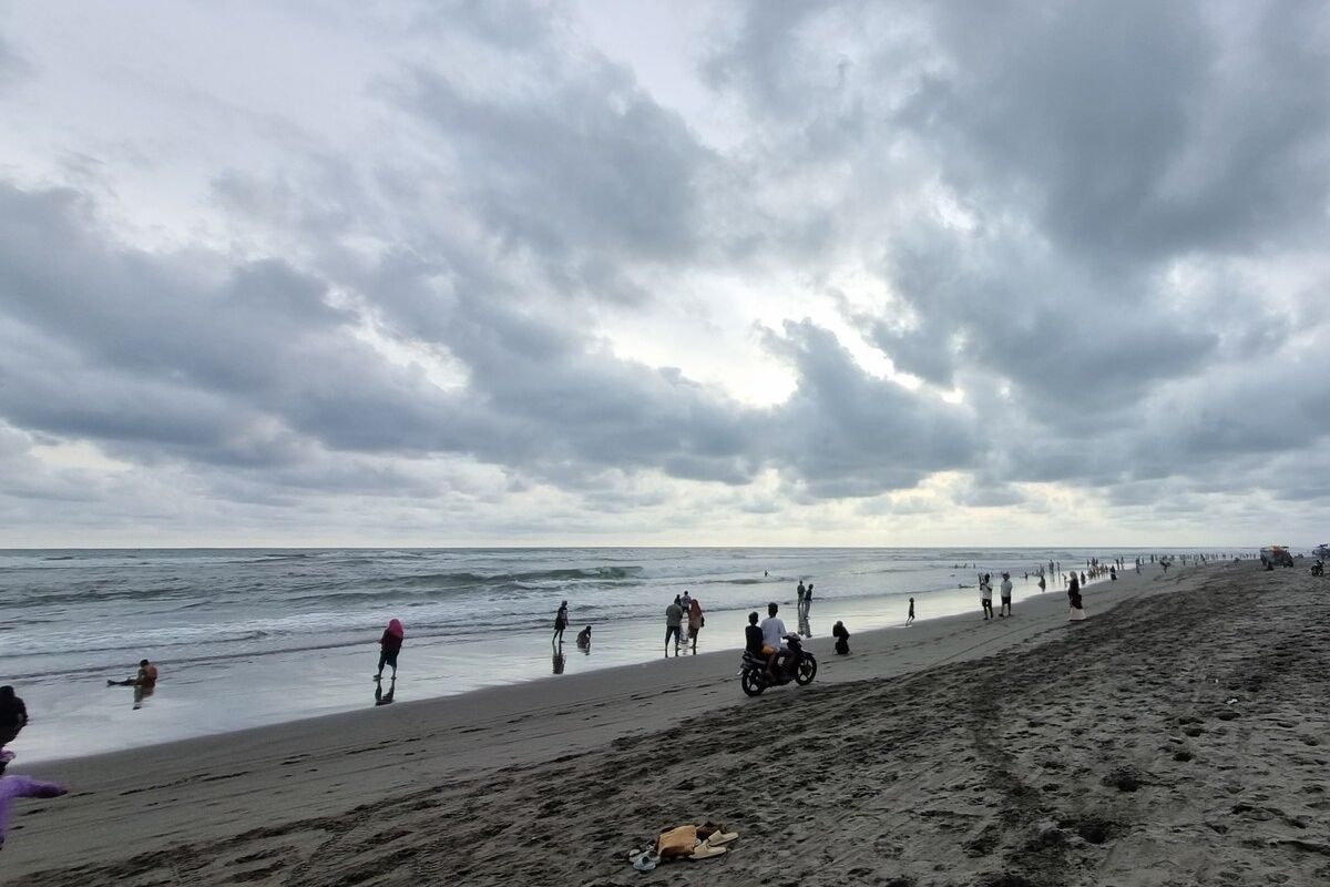 4 Wisatawan Terseret Rip Current di Pantai Parangtritis Berhasil ...