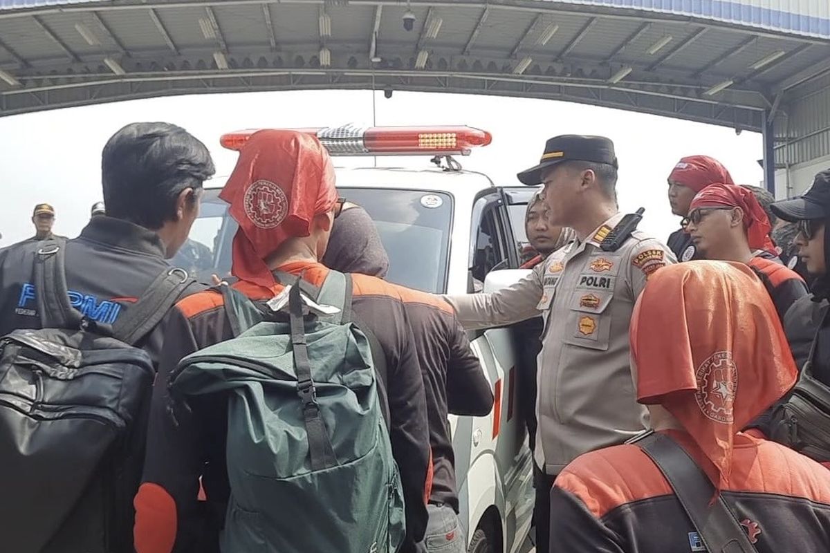 Viral Video Massa Demo Buruh di Bekasi Adang Ambulans yang Bawa ...