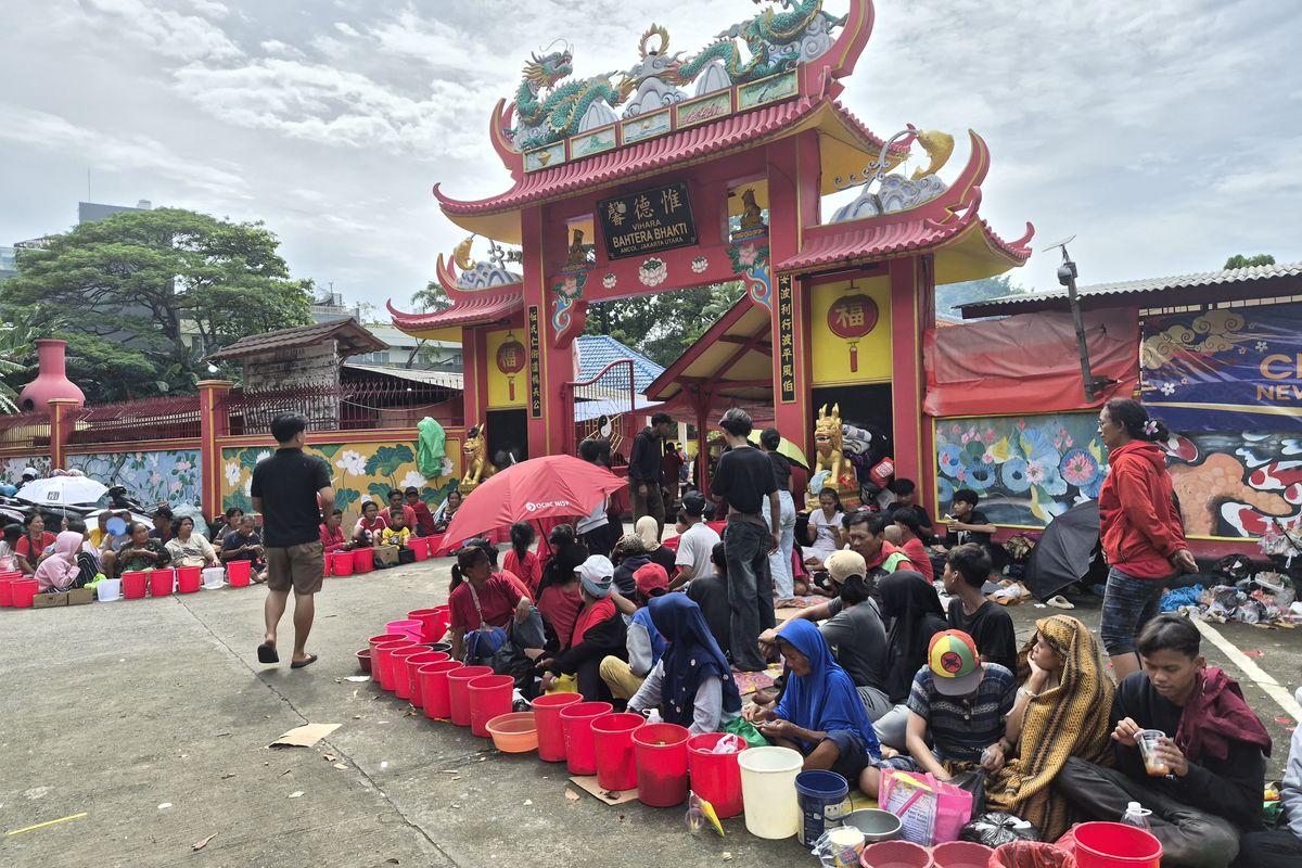 Warga "Mengais Rezeki" Imlek di Vihara Bahtera Bhakti, Kantongi Rp 500.000