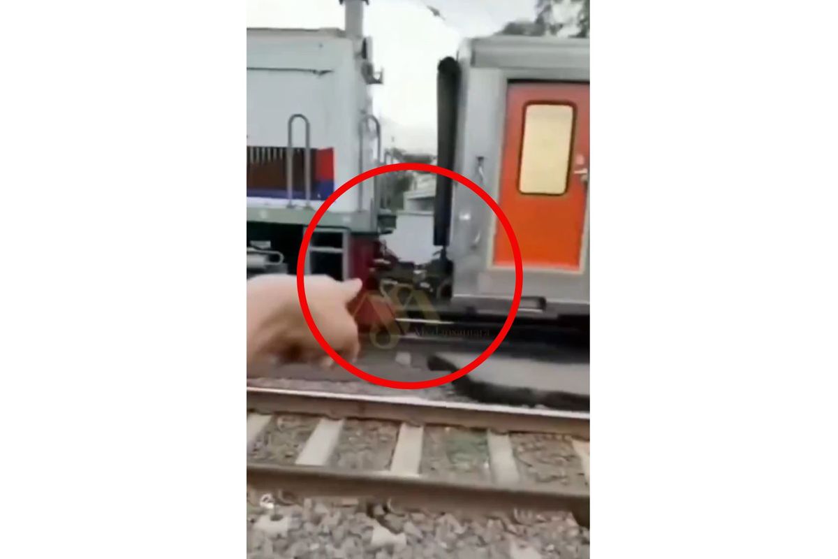 Kisah Railfans di Balik Momen Sambungan Kereta Terlepas...
