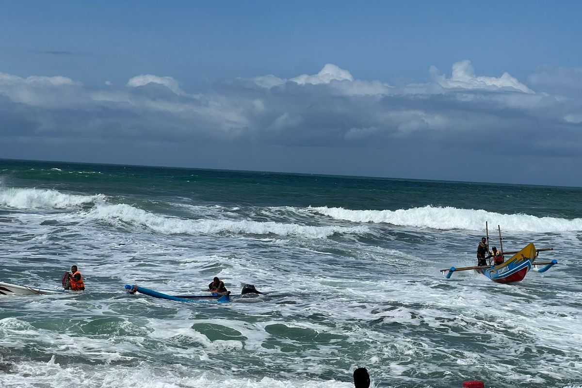 Dihantam Ombak Saat Hendak Pulang, Perahu Nelayan di Pantai Depok Terbalik