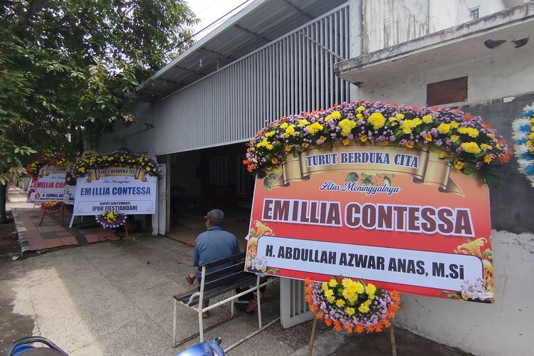 Karangan Bunga Berdatangan ke Rumah Emilia Contessa di Banyuwangi