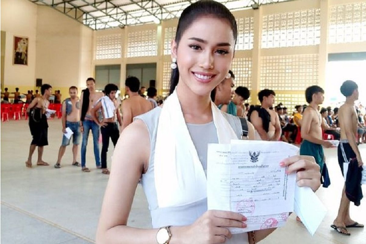Para "Ladyboys" Datangi Lokasi Pendaftaran Wajib Militer di Thailand
