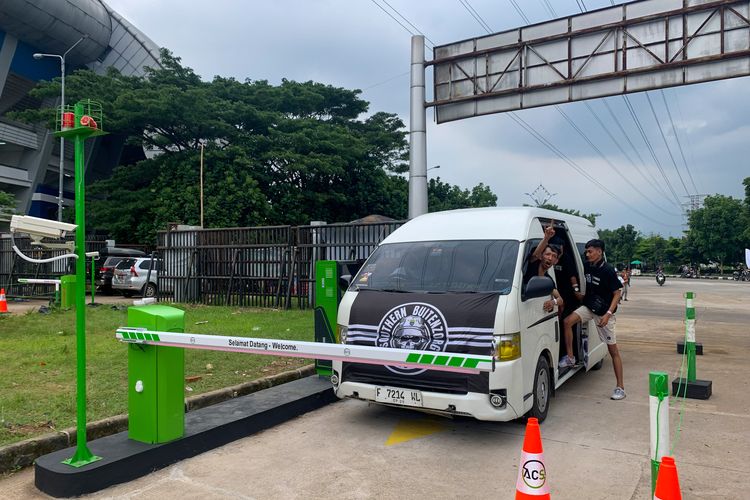 BERITA FOTO : GBLA Bersolek Rumput Baru, Parkir Ditata