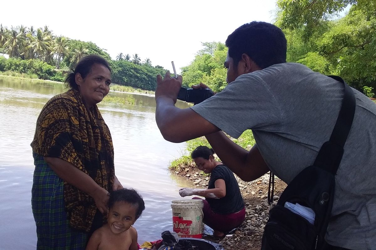 Krisis Air Bersih, Warga Borong Terpaksa Mandi dan Cuci Baju di Kali ...