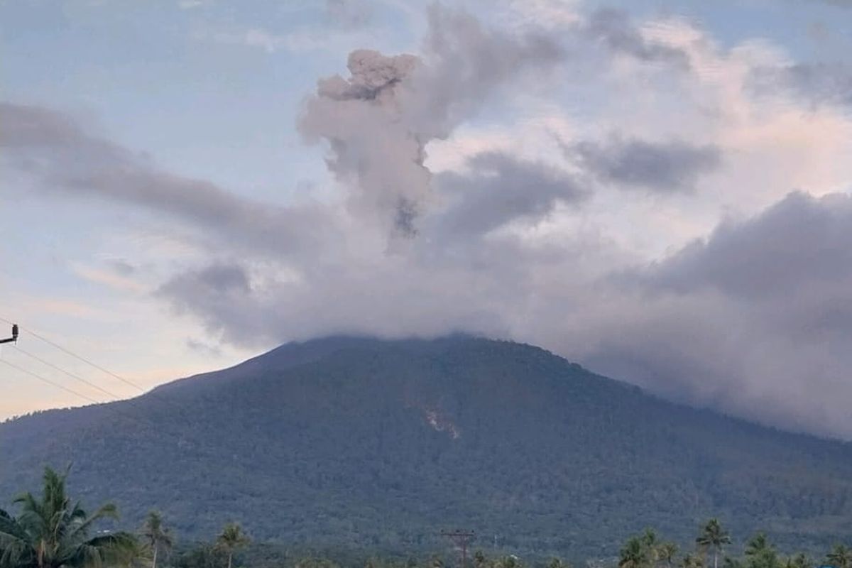 Sore Ini Gunung Lewotobi Laki-laki Meletus Lagi, Tinggi Kolom Abu 900 Meter