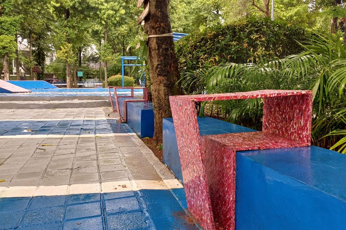 Taman Hang Tuah Jaksel Bersolek dengan Instalasi Koper Bekas Daur Ulang