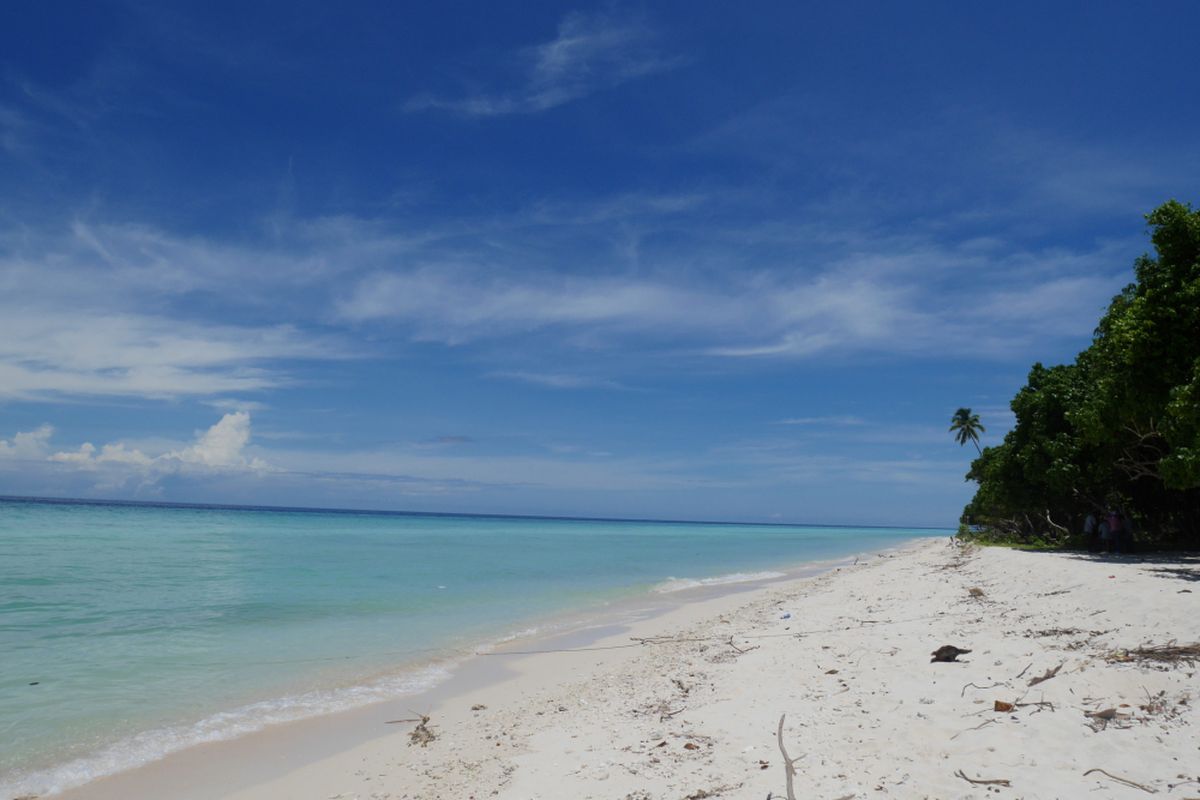 Pesona Pasir Putih dan Laut Banda di Tanjung Waka Kepulauan Sula