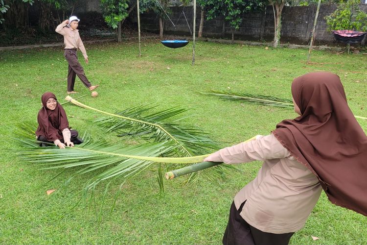 Foto : Kala Anak-anak di Purwokerto Mainkan Permainan Tradisional, Tak ...