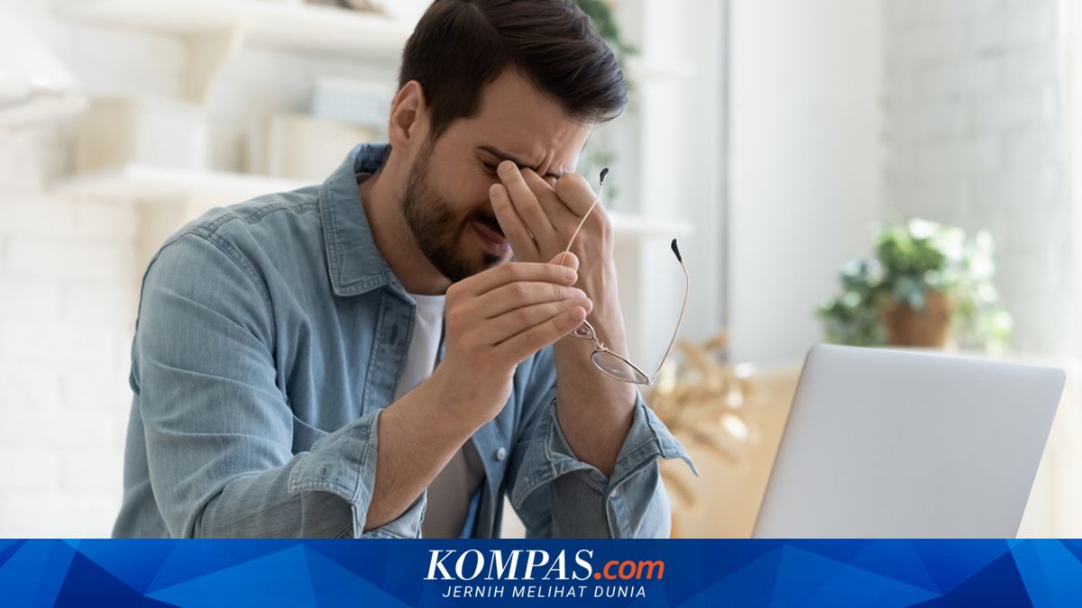 Dokter Ingatkan untuk Tidak Lupa Berkedip Saat Menatap Layar Gawai