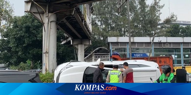 Minibus Terguling Usai Tabrak Pembatas Jalan di Tanjung Duren