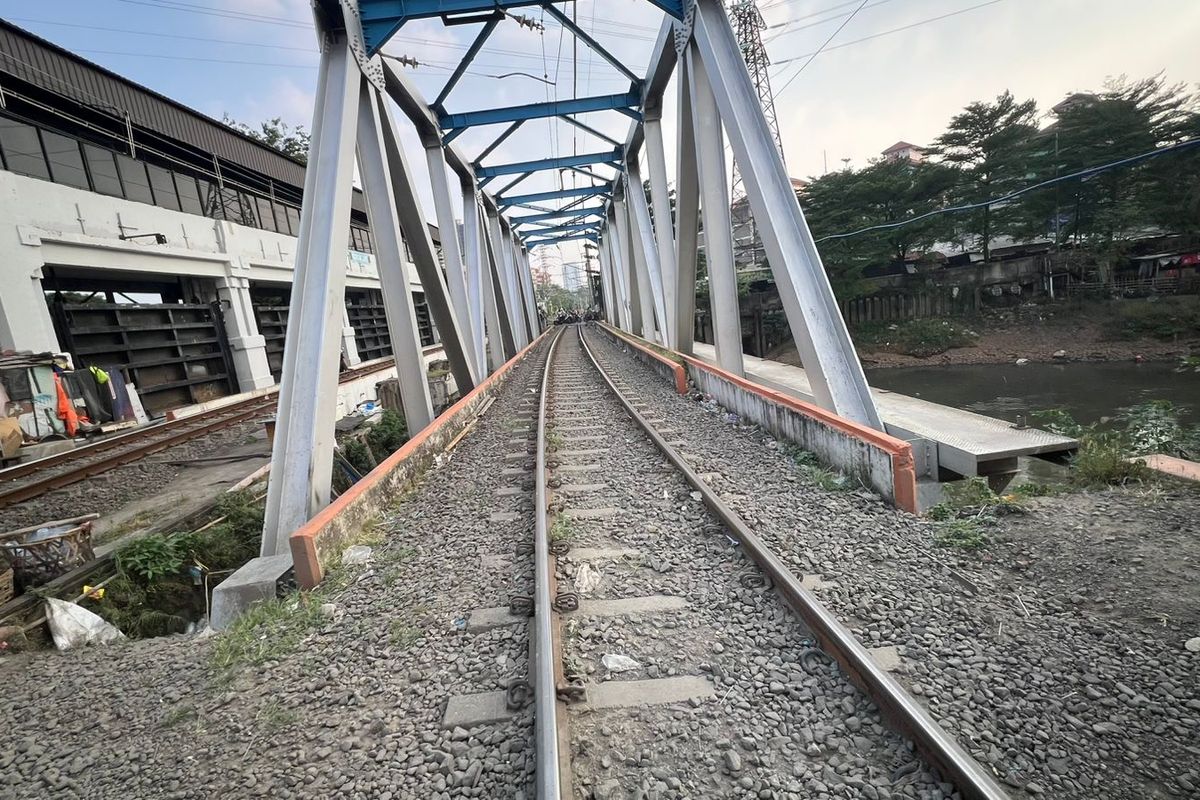 Penampakan Lintasan Rel Petamburan Jakpus yang Jadi Jalan Pintas Pemotor