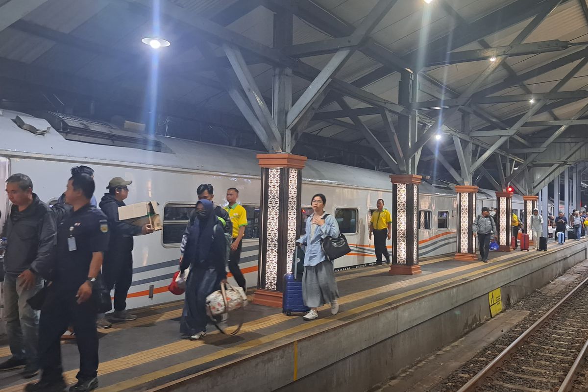 Cerita Pelanggan KAI Bergadang "War" Tiket Kereta Lebaran 2025, Ada yang Sampai Maag Kambuh...