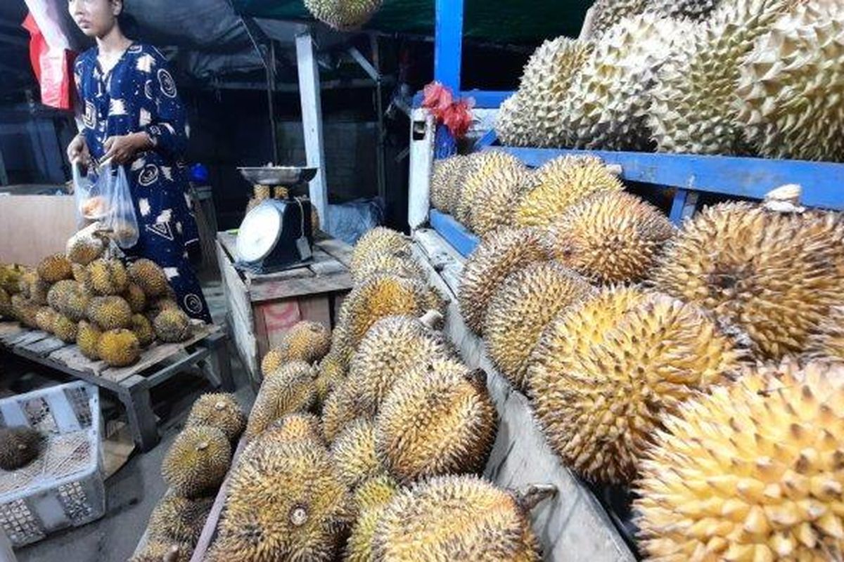 Buah Lai, Nikmatnya Kembaran Durian yang Tumbuh di Hutan Kalimantan
