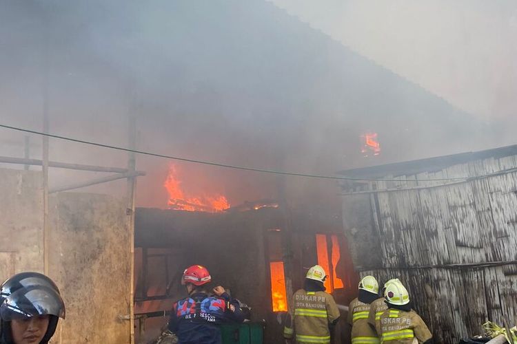 Kebakaran Bengkel dan Toko Mebel di Bandung Hanguskan 21 Kendaraan